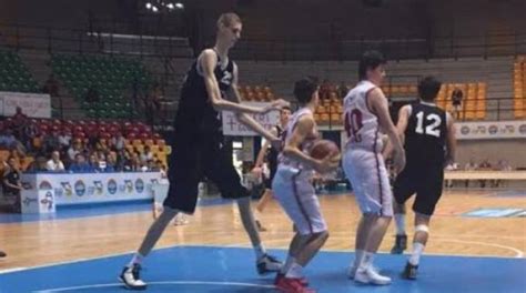Robert Bobroczky 15 Anni E 2 29 Metri Di Altezza Il Teenager Più Alto