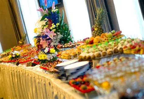 დელიკატო საკვები ადგილზე მიტანით ფურშეტი ლანჩი ყავაზე შესვენება კერძების ადგილზე მიტანა