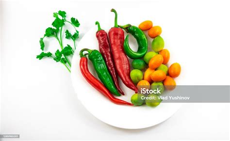 칠리 페퍼와 허브 매운 첨가제 메뉴 흰색 고립 된 배경사진 접시 고추류에 대한 스톡 사진 및 기타 이미지 고추류 그림자 날카로운 Istock