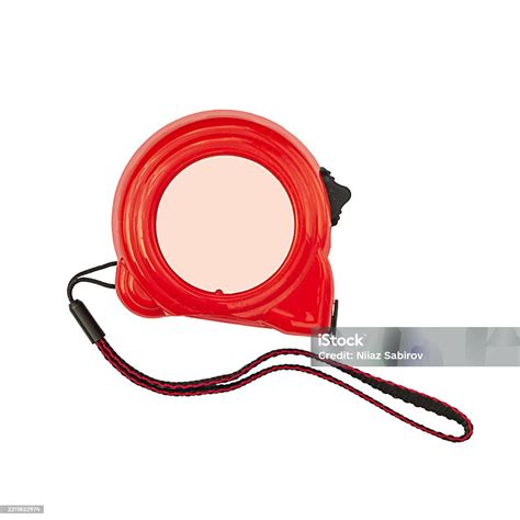 투명한 흰색 배경에 격리 된 빨간색 케이스와 검은 색 스트랩이있는 건설 측정 줄자 디자인 또는 예술 작품의 경우 비어 있습니다 건축업자의 상징 공구 Diy에 대한 스톡 사진