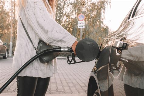 오일 스테이션에서 가스 연료 자동차를 펌핑 여자 손 연료 가솔린 노즐 탱크 운송 및 자동차 산업에 연료를 공급합니다 가격에 대한 스톡 사진 및 기타 이미지 Istock