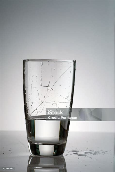 물로 가득 깨진 유리와 많은 물방울이 표면과 뒤쪽 조명의 테이블에 0명에 대한 스톡 사진 및 기타 이미지 0명 감소 건강관리와 의술 Istock