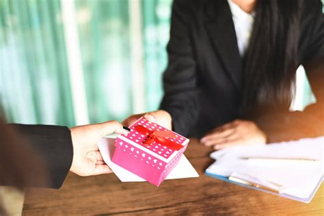 아시아 비즈니스 여성 급여 보너스 돈과 선물 상자 사무실에서 상사 또는 관리자에서 행복 하 게격려 사기에 대 한 연간 보너스 개념 개념에 대한 스톡 사진 및 기타 이미지