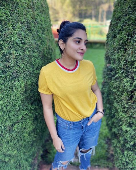 பாபநாசம் பட நடிகை நிவேதா தாமஸின் அம்மா அப்பாவை பாத்துருக்கீங்களா அழகிய குடும்ப புகைப்படம்