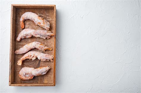 머리를 가진 냉동 야생 아르헨티나 붉은 새우 나무 상자에 흰색 배경에 상단 보기 평면 누워 카피 스페이스와 텍스트 공간을 가진 0명에 대한 스톡 사진 및 기타 이미지