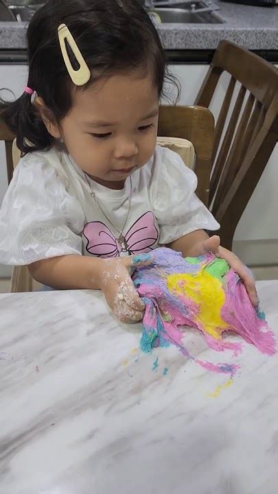 밀가루반죽에 식용색소를 넣어 만든 촉감놀이 슬라임 밀가루슬라임 식용색소 알록달록놀이 30개월아기 촉감놀이 Youtube