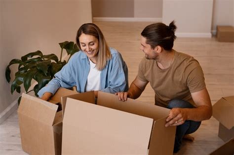 Счастливая пара переезжает в новый дом Бесплатно Фото