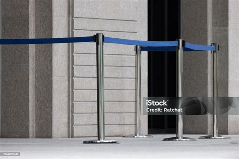 입구 사무실 건물 앞에 파란색 선 바리케이드가 있는 스테인리스 스틸 볼라드 스테인레스 스틸 바리케이드 0명에 대한 스톡 사진 및 기타 이미지 Istock