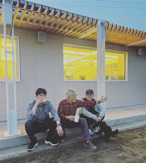 문재인 전 대통령의 평산책방…오늘부터 문 연다