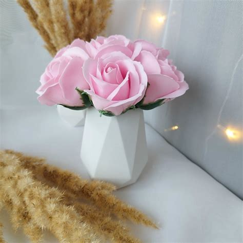 Нежный букетик из 7 мыльных роз в вазе Цена 625р Магазин букетов из мыльных роз Декор