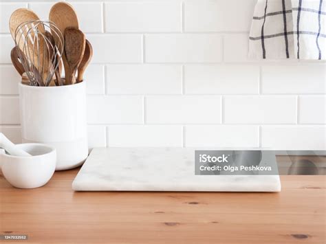 흰색 벽 타일 근처 나무 조리대에 서 부엌 기구와 세련된 흰색 부엌 배경 부엌에 대한 스톡 사진 및 기타 이미지 부엌 주방 조리대 요리하기 음식 준비 Istock