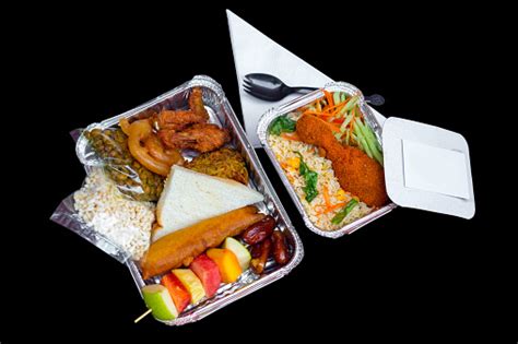 식품 따뜻한 알루미늄 호일 직사각형 일회용 소포 상자 라마단 이프타르 테이크 아웃 배달 450ml 호일 컨테이너 이프타르 식품 상자 상단보기 평면 흰색과 검은 색 배경에