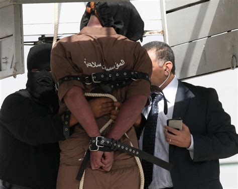 منهم مقيم مصري الكويت تنفذ الإعدام شنقا بحق 5 محكومين Cnn Arabic