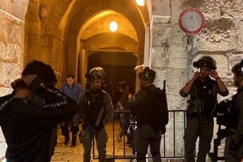 Israeli Police Raid Jerusalems Al Aqsa Mosque Compound Middle East