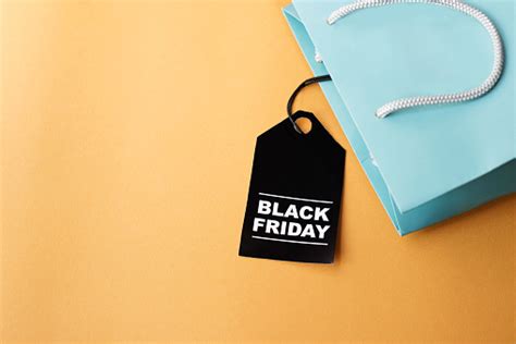노란색 배경에 검은 색 레이블이있는 파란색 쇼핑 백 블랙 프라이데이 컨셉 블랙프라이데이에 대한 스톡 사진 및 기타 이미지 블랙프라이데이 가격 가방 Istock