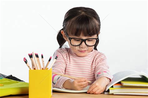 可爱的小女孩写作业高清图片下载 正版图片507621615 摄图网