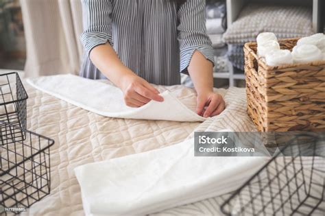 탑 뷰 여성 손 깔끔하게 접힌 흰색 깨끗한 수건 케이스 박스 사용 일본어 정리 방법 가사 집안일에 대한 스톡 사진 및 기타 이미지 가사 집안일 가정 생활 가축