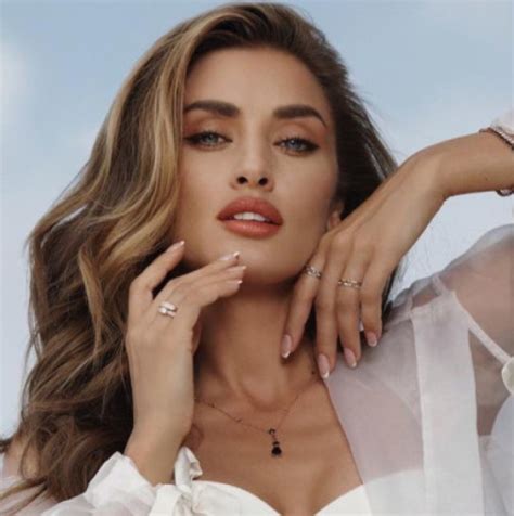 Красивата сестра на Саня Борисова си отряза косата за да я дари на онкоболни деца Така обаче е