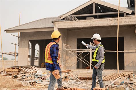 테이블에서 건설 현장에서 건축 프로젝트에 대해 논의하는 동료 건축가는 엔지니어와 함께 작업 건설 프로젝트 초안 건축 계획을 위해 현장을 검사합니다 3 명에 대한 스톡 사진