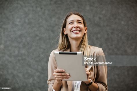 건물 배경을 통해 야외에서 디지털 태블릿에서 작업하는 사업가 20 24세에 대한 스톡 사진 및 기타 이미지 20 24세 경영자 기업 비즈니스 Istock