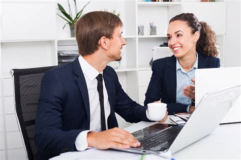 쾌활 한 젊은 남자와 긍정적 인 여자 동료가 회사 사무실에서 이야기 개발에 대한 스톡 사진 및 기타 이미지 개발 경영자 계약서 Istock