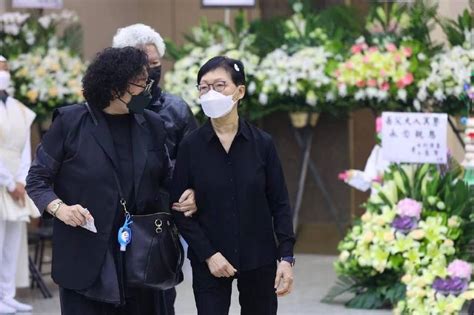 香港资深艺人卢雄设灵 王祖蓝携妻为其送花牌悼念 搜狐大视野 搜狐新闻