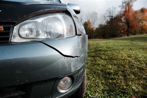 사고 후 손상된 자동차 차체에 충격 덴트 범퍼에 긁힘 및 균열 전경에 대한 스톡 사진 및 기타 이미지 전경 차 움푹 둘어간 자국 Istock