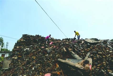 成都小伙的机器人梦 捡废旧材料做变形金刚 组图 图片中国 中国网