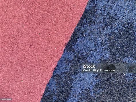 공공 공원이나 안뜰에서 운동 스포츠 놀이터에 대한 파란색과 분홍색 고무 표면 외상 방지 안전 타일 배경입니다 텍스처 0명에 대한 스톡 사진 및 기타 이미지 Istock