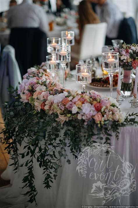 Оформление стола молодых Композиция из живых цветов на стол жениха и