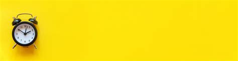 단순히 노란색 배경에 고립 된 트윈 벨 빈티지 클래식 알람 시계 울리는 최소한의 디자인 휴식 시간 생활 좋은 아침 밤 깨어 있는 개념 플랫 누워 최고 보기 복사 공간 배너