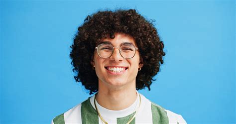 스튜디오 초상화 및 시력 건강 및 안과 진료에 대한 결정과 함께 처방을 위해 안경을 쓴 남자 파란색 배경 남성 또는 안경 광학 건강 또는 모형 공간에 대한 미소를 가진