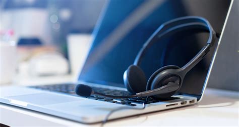 네트워크 운영 작업 개념을 위한 모니터링 룸의 사무실 테이블에서 랩톱 컴퓨터에서 통신 기술을 위한 콜 센터 및 Voip의 헤드셋