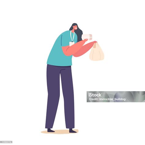 자원 봉사 여성 캐릭터는 흰색 배경에 고립 된 가난한 사람들을위한 음식을 담고있는 유니폼과 자선 배지를 착용합니다 개념에 대한