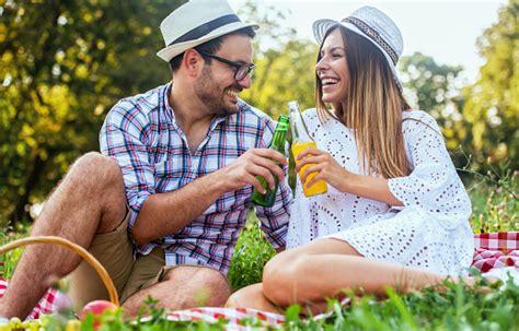 공원에서 피크닉을 즐기는 사랑스러운 커플 사랑과 부드러움 로맨스 라이프 스타일 컨셉 마시기에 대한 스톡 사진 및 기타 이미지 마시기 맥주 야외 Istock