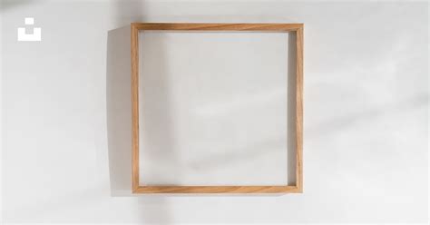 벽에 매달려있는 사각형 나무 프레임 사진 Unsplash의 무료 프레임 이미지