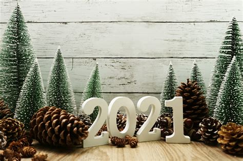 나무 배경에 크리스마스 트리와 소나무 콘 장식과 새해 복 구 던 해 2021 축제 배경 0명에 대한 스톡 사진 및 기타 이미지 0명 12월 2021년 Istock