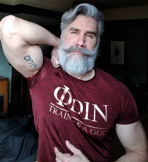 美國大叔 Greg Berzinsky 俊俏臉蛋＋勇猛肌肉引網暴動！超自律 3 招保養技巧：香水是年輕關鍵！ Juksy 街星