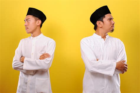 라마단 때 서로 인사를 하지 않고 서로를 미워하는 두 명의 젊은 아시아 무슬림 남성의 이미지 라마단 컨셉 2명에 대한 스톡 사진