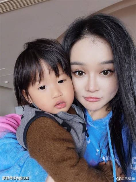 冉莹颖晒母子俩卖萌自拍，肤色比儿子白好几度，冉明羲呆萌又可爱邹市明