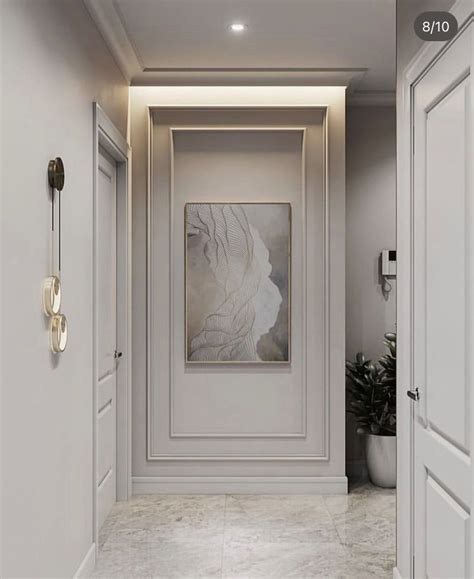 Декор стены в прихожей