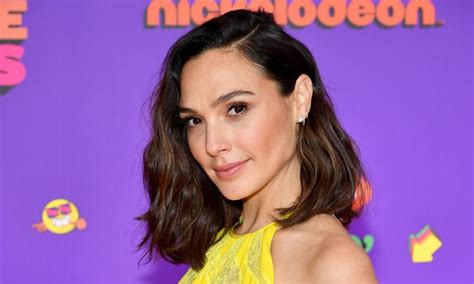 Gal Gadot Turns Heads With Poolside Bikini Photos 15 Minute News