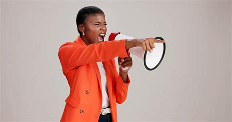 흑인 여성 화가 나서 확성기로 스튜디오를 가리키고 발표하고 시위합니다 사람 좌절하거나 큰 소리로 흰 배경에 성평등을 위한 연설 비난 및 활동을 위한 스피커 20 24세에