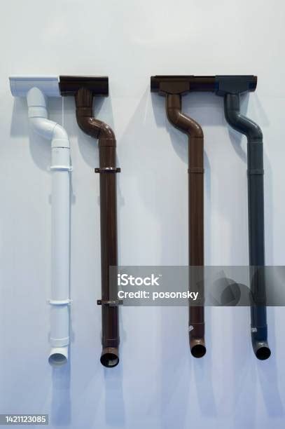 외관 작업을위한 플라스틱 빗물 파이프 구매자를위한 샘플로 Downspouts 관 튜브에 대한 스톡 사진 및 기타 이미지 관 튜브 지붕용 홈통 0명 Istock