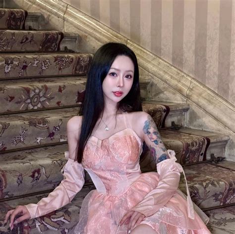 瑕疵肌必收…絕對是年度最強粉底無誤 有個內建一鍵美肌的粉底，哪還需要修圖app 無庸置疑的超絕遮瑕力 Reurl Cc