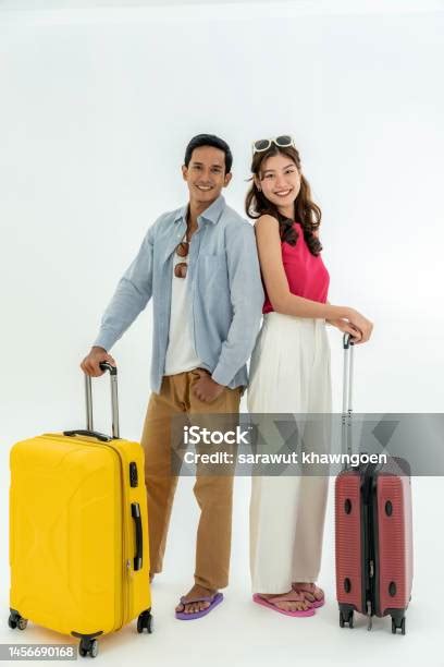 Potret Pasangan Asia Dengan Koper Paspor Dan Tiket Perjalanan Mereka Terisolasi Pada Latar
