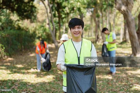 공동의 노력과 환경적 책임 지역 사회 청소 중 수거된 쓰레기를 자랑스럽게 들고 있는 자원봉사자 4 명에 대한 스톡 사진 및 기타 이미지 Istock