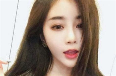 101见面会杨超越没花篮没灯牌只有蛋炒饭谁看到村花的表情