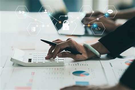 계산기를 사용하여 비즈니스 우먼 손을 닫아 회사의 재무 결과와 예산을 계산합니다 계정 감사 개념입니다 경제에 대한 스톡 사진 및 기타 이미지 Istock