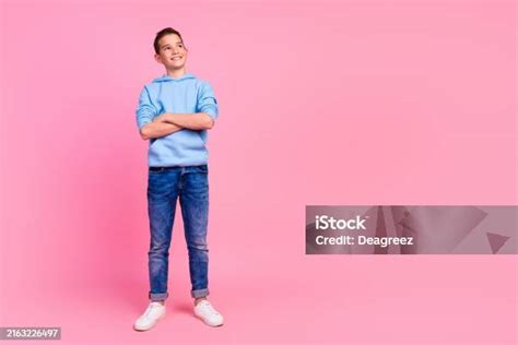 매력적인 십대 소년의 전체 길이 사진은 손을 교차하여 빈 공간을 입고 세련된 파란색 의류를 입고 분홍색 배경 절연 12 13세에 대한 스톡 사진 및 기타 이미지 Istock